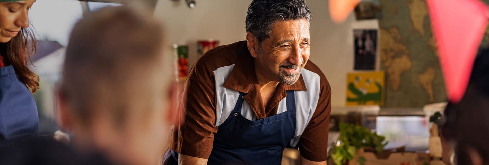 Rexton Reach - Rechargeable hearing aids with Multi-Voice Focus | Rexton